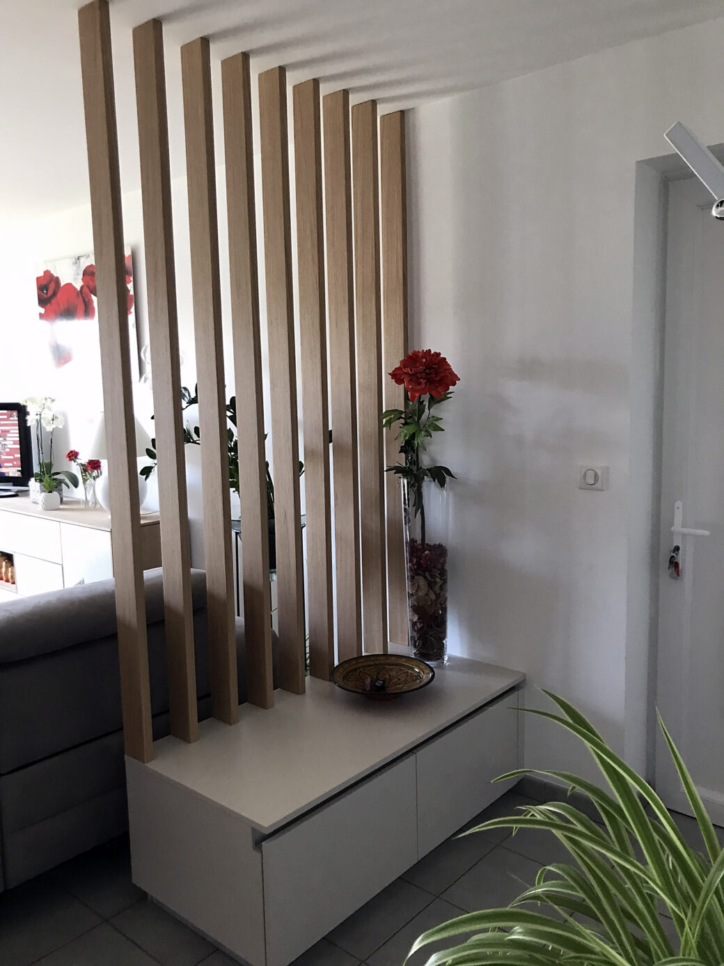 Cloison ajourée avec meuble – Conception et aménagement