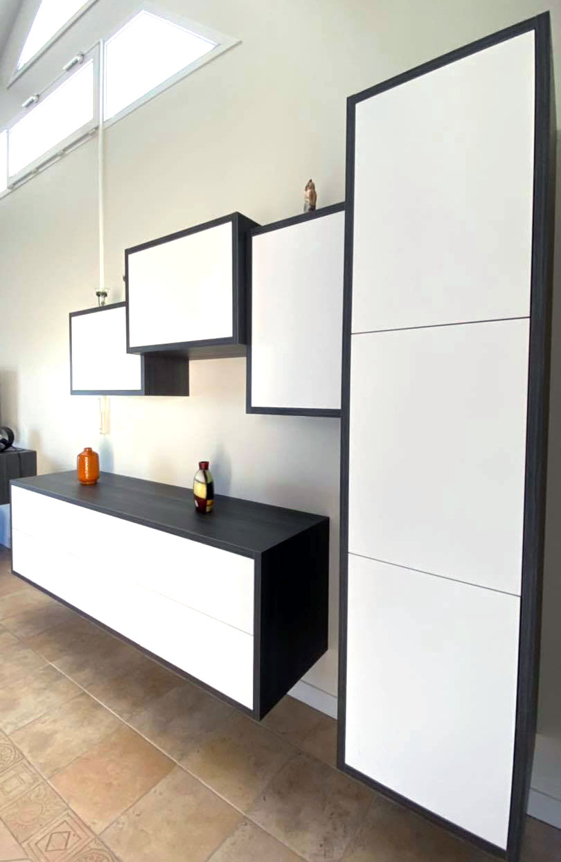 Fabrication de meubles suspendus pour un salon.